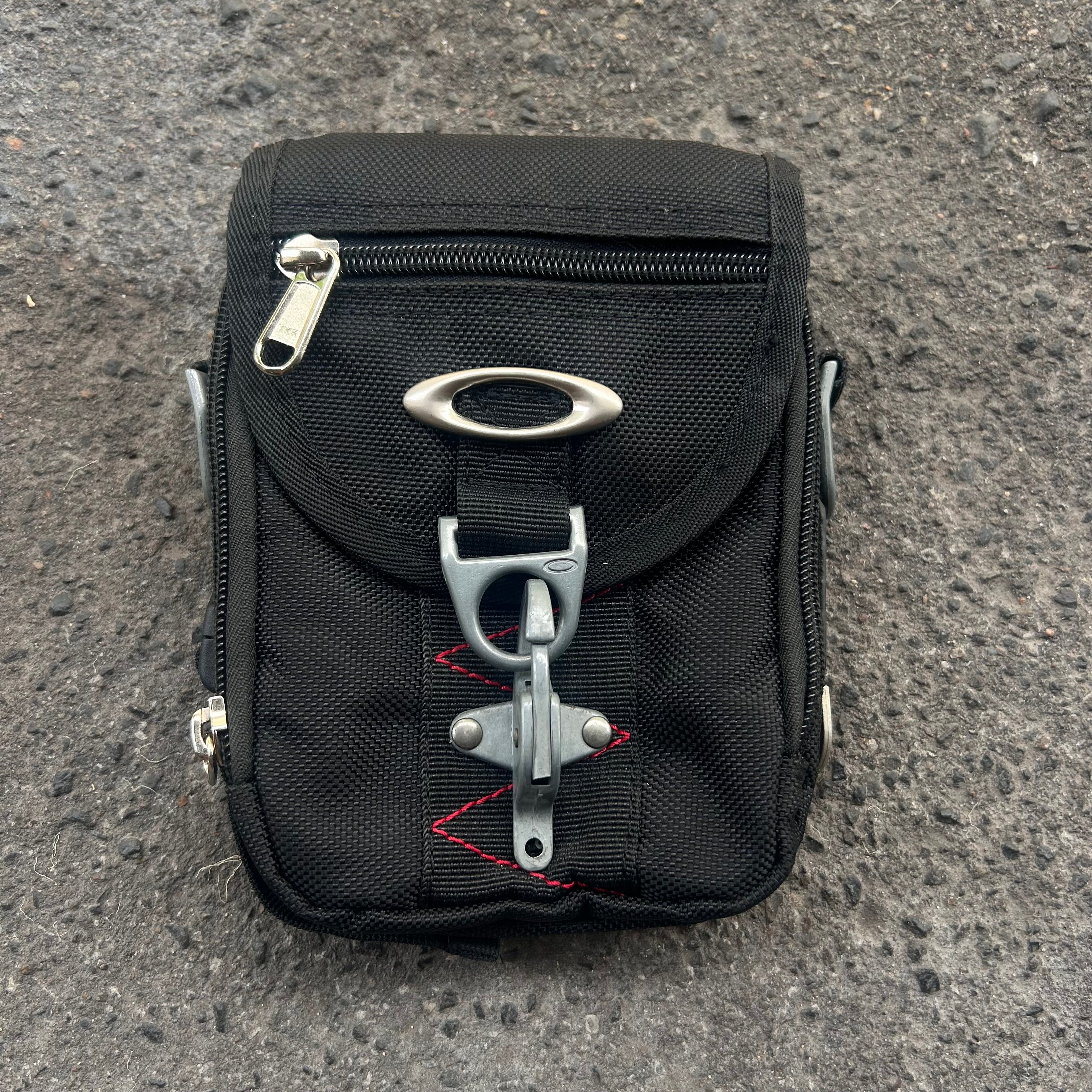 Oakley Software Vintage Sling bag – Moe's Collective
